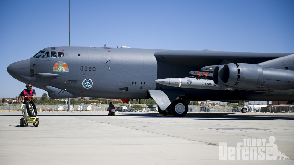 B-52H 폭격기용 레이시온사 신형 AESA 레이더 1호기 납품