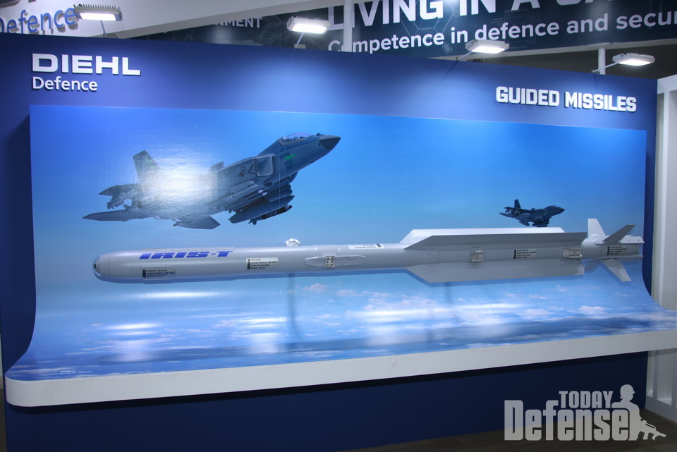 KF-21 시제전투기 미티어,AIM-2000 공대공 미사일 시험발사 성공